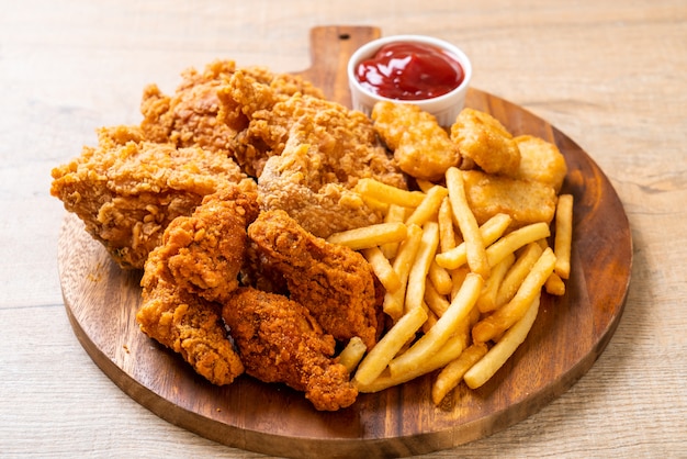 Poulet Frit Avec Frites Et Pépites | Photo Premium Poulet Frit Avec Frites Et Pépites | Photo Premium