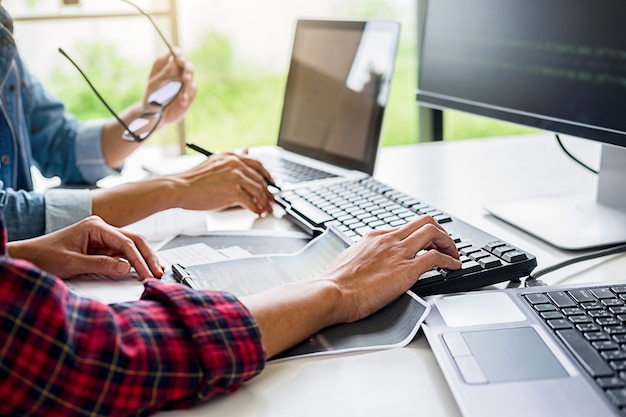 Programmeur travaillant dans un développement de logiciel et des ... Programmeur travaillant dans un développement de logiciel et des ...