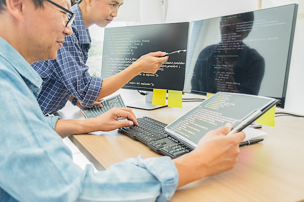 Programmeur Travaillant Dans Un Développement De Logiciel Et Des ... Programmeur Travaillant Dans Un Développement De Logiciel Et Des ...