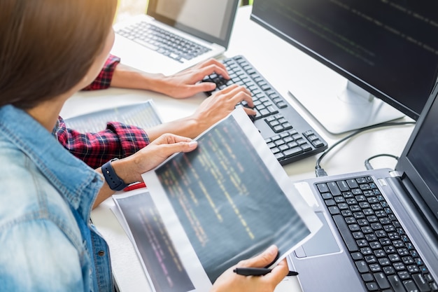 Programmeur Travaillant Dans Un Développement De Logiciel Et Des ... Programmeur Travaillant Dans Un Développement De Logiciel Et Des ...