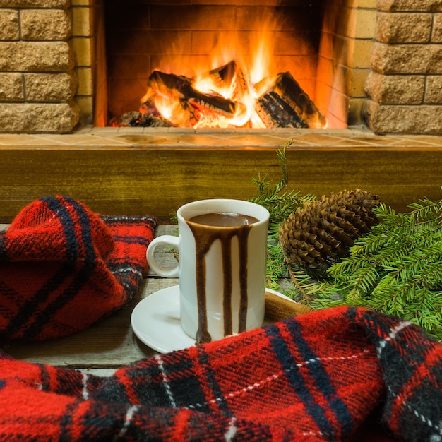 Scène Confortable Devant La Cheminée Avec Une Tasse De Chocolat Chaud Une écharpe Chaude Et Des