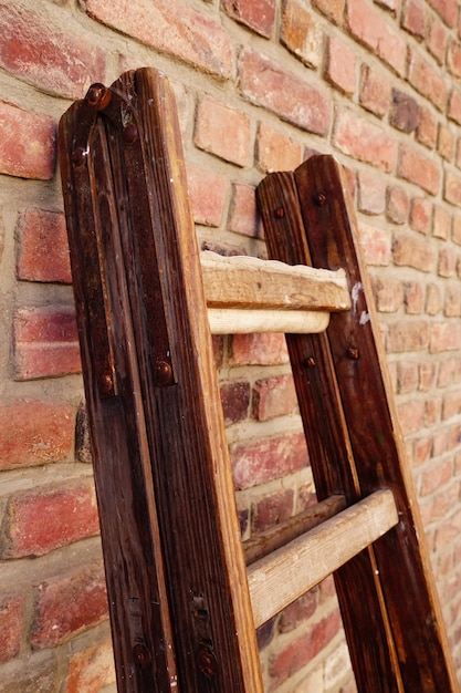 Tir Vertical D'une échelle Pliable En Bois Appuyée Contre Un Mur De ... Tir Vertical D'une échelle Pliable En Bois Appuyée Contre Un Mur De ...