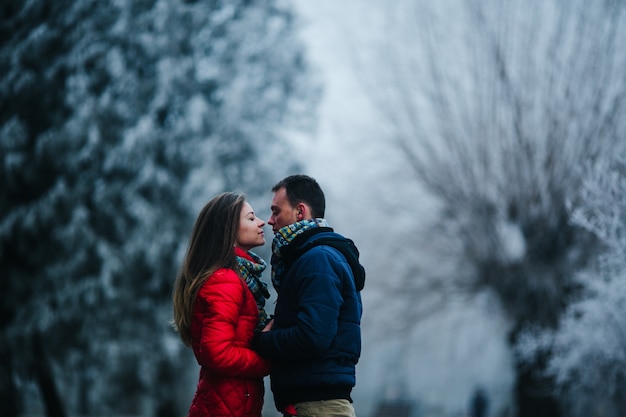 Couple regardant de près les yeux avec fond neigeux floue | Télécharger ... Couple regardant de près les yeux avec fond neigeux floue | Télécharger ...