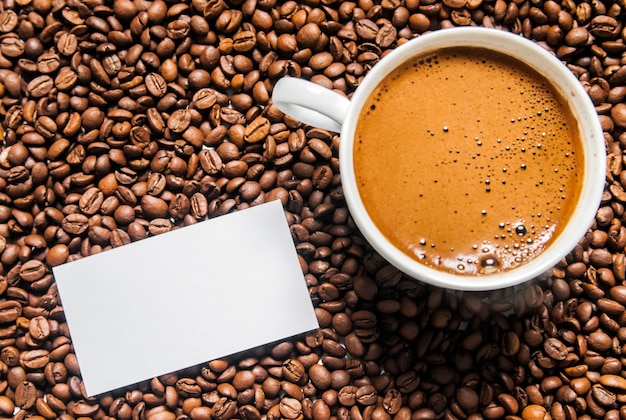 Koffie kopje en koffiebonen op tafel, bovenaanzicht, liefde koffie ... Koffie kopje en koffiebonen op tafel, bovenaanzicht, liefde koffie ...