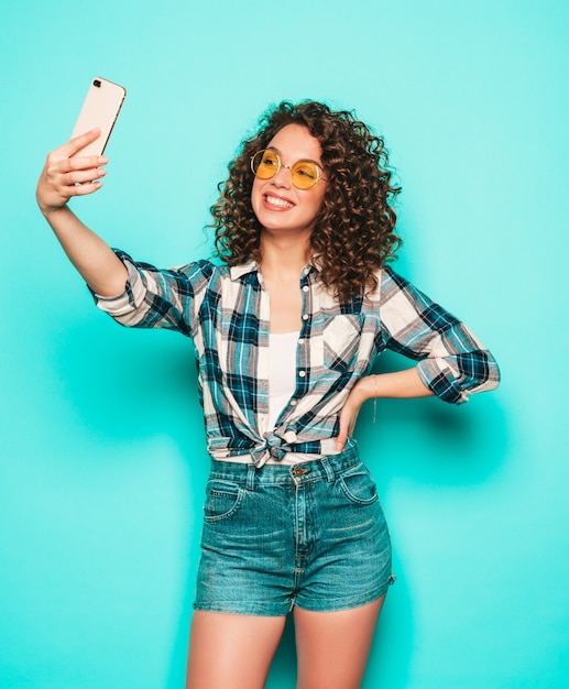 Portret van mooi glimlachend model met afro krullen kapsel gekleed in ... Portret van mooi glimlachend model met afro krullen kapsel gekleed in ...