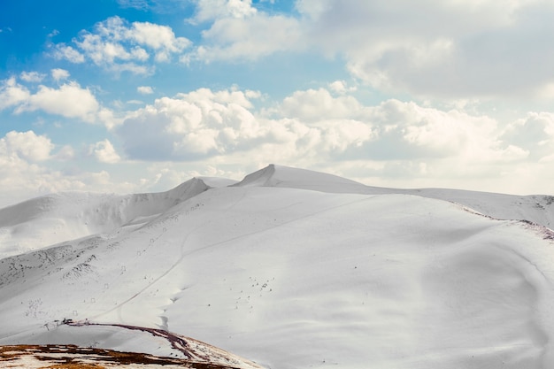 Sneeuw bedekt prachtige bergtoppen met blauwe hemel | Gratis Foto Sneeuw bedekt prachtige bergtoppen met blauwe hemel | Gratis Foto